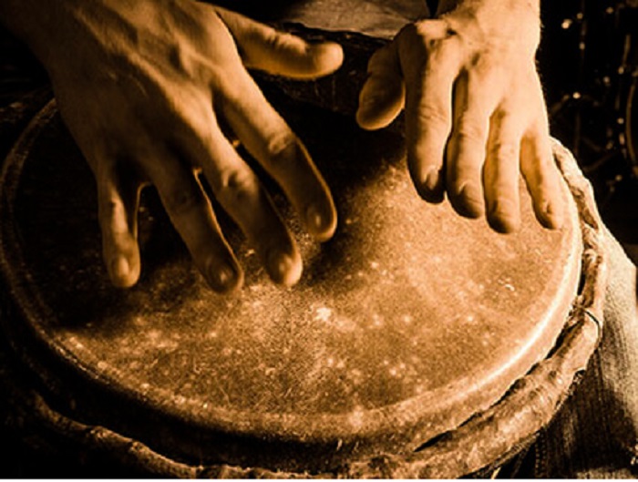 Que significa escuchar tambores en la noche significado espiritual